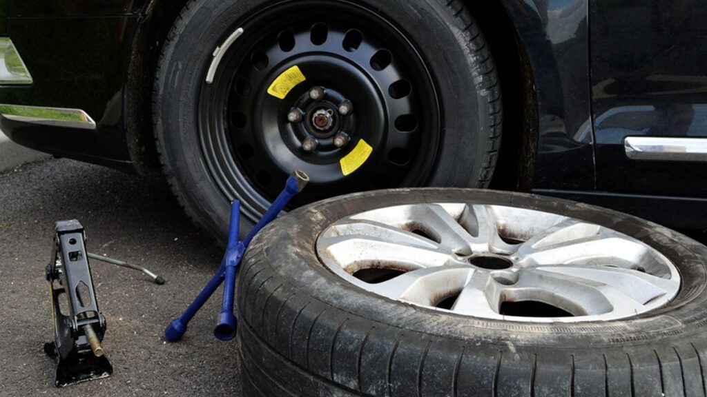 How to Change a Tire: Beginner-Friendly Step-by-Step Guide for Drivers